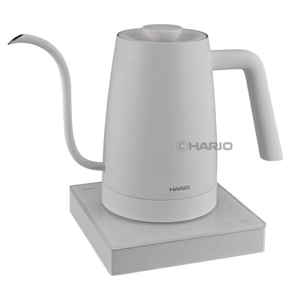 より美味しいコーヒーを淹れるために 操作性と機能性を追求したコーヒードリップ用電気ケトルです。 シンプルなデザインで、暮らしに自然に溶け込みます。 38℃から100℃まで、1℃単位での細かい温度調節が可能で、理想のコーヒーの味わいを追求でき...