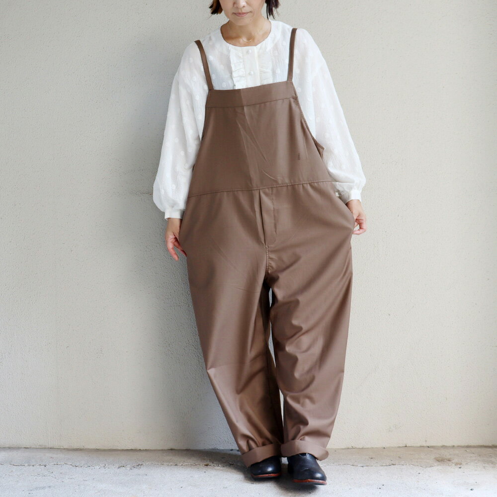 mao made マオメイドから新作サロペットの到着です 胸当ての位置を高くデザインした、カジュアルになり過ぎないサロペット！ 程よくゆとりがありながらスッキリした印象に映るシルエットも絶妙です 両サイドにはスラッシュポケットを配しています...