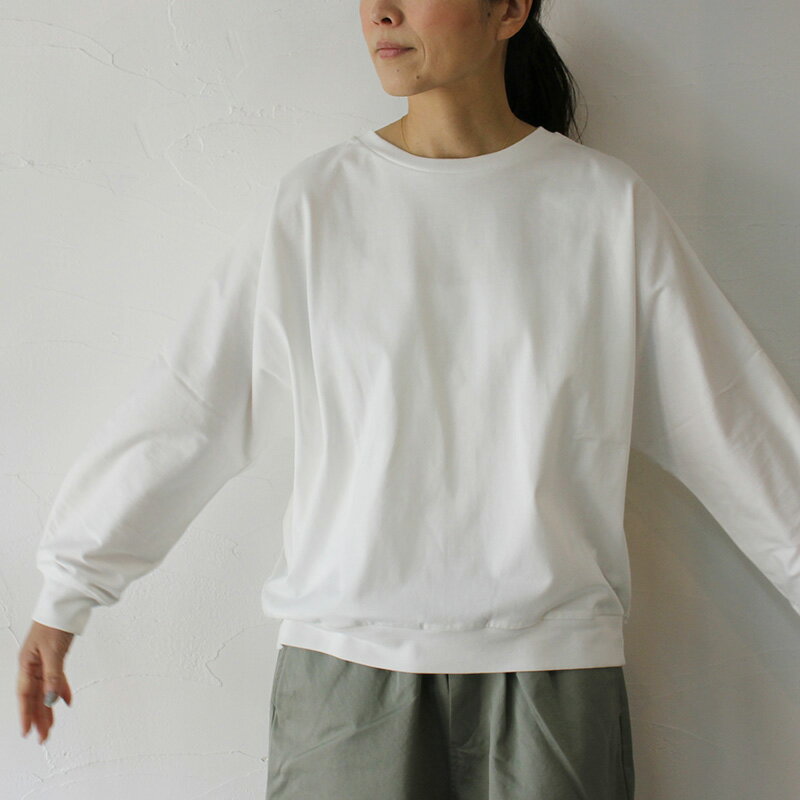 TRAVAIL MANUELトラバイユマニュアルから新作カットソーの到着です 柔らかく、滑らかな肌触りのコットン天竺素材のプルオーバーになります 身幅を広くとったドルマンスリーブに袖口はリブに切り替え、しっかり止まります 裾部分も緩やかに窄...