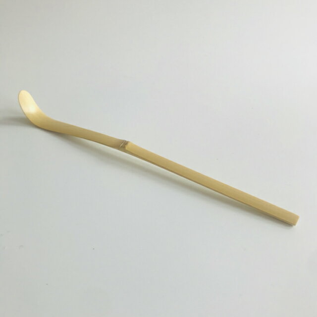 お稽古用の茶杓です。ご自宅使いにも適しています。白竹のものです。長さは約19cm、持ち手の辺りが約7mm、先の広い部分(櫂先)が1cmくらいです。多少の個体差はありますが使いやすいです。