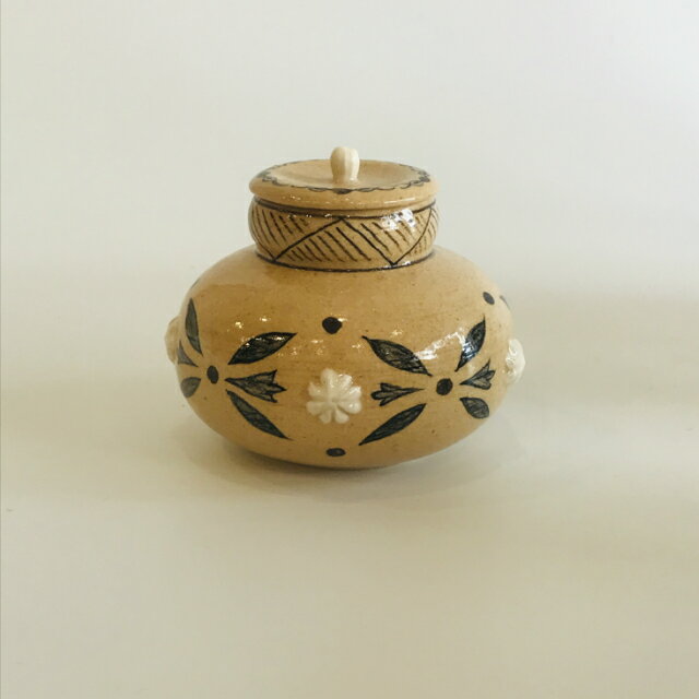 陶器製・安南写しの茶器になります。側面には花七宝文が描かれています。共蓋 ●大石督幸作 ●桐箱 ●サイズ横8cm×高さ6.5cm 【略歴】醍醐寺の近くにて作陶しております。 主に天目（鉄釉）中心に茶道具、食器まで製作しています。 日本工芸会...