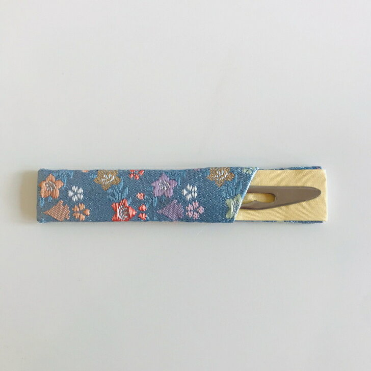 商品情報備考楊枝サイズ約9.8mm×1cm化繊のケースに松透かし柄ステンレス楊枝が付属します。こちらの商品はブルー系のケースになります。写真と同じ柄は指定できませんのでご了承ください。菓子切 化繊 松透かしステンレス楊枝付き(ブルー系色)1...