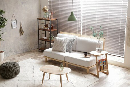 ※北海道・沖縄・離島は別途送料が必要となります。天然木フレームと清潔感あふれるホワイトファブリック素材の組み合わせが、ナチュラルな印象を与える2人掛けローソファです。このソファを置くだけでお部屋が明るくなりますよ♪座面、背もたれクッションは...