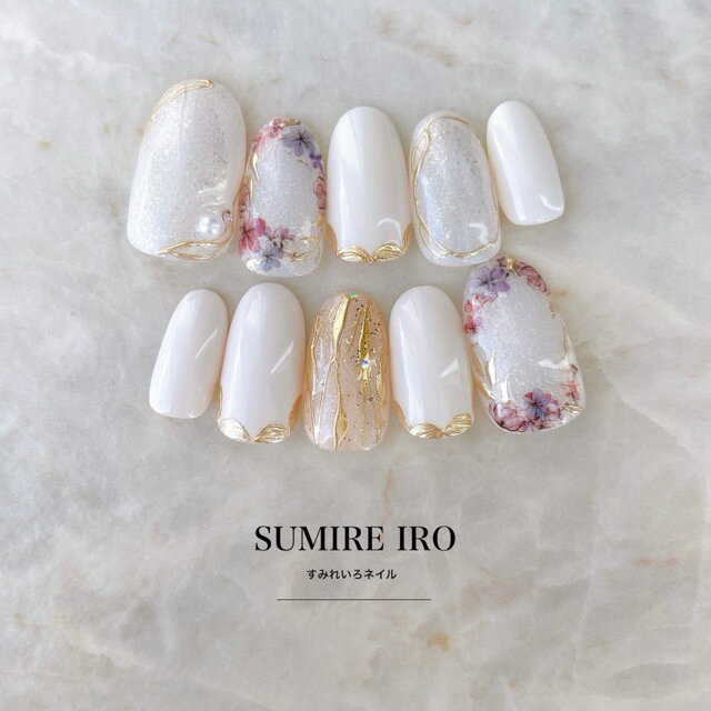 サイズオーダー商品でぴったりネイル アクセサリー感覚で取り外し 使い捨てじゃない！繰り返し何度も使える！ ※使用状況により使用可能回数には個人差があります。 ■商品内容 　　・手の爪のチップ10枚セット 　　・両面テープ1回分 　　・チップ...