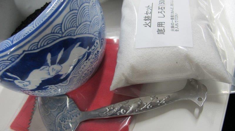 2羽のうさぎ柄の手火鉢セットです。 ・火鉢 ・活性炭 ・火鉢用底石 ・灰ならし ・毛氈（敷物） 火鉢のスタートに是非どうぞ☆火鉢 　　　