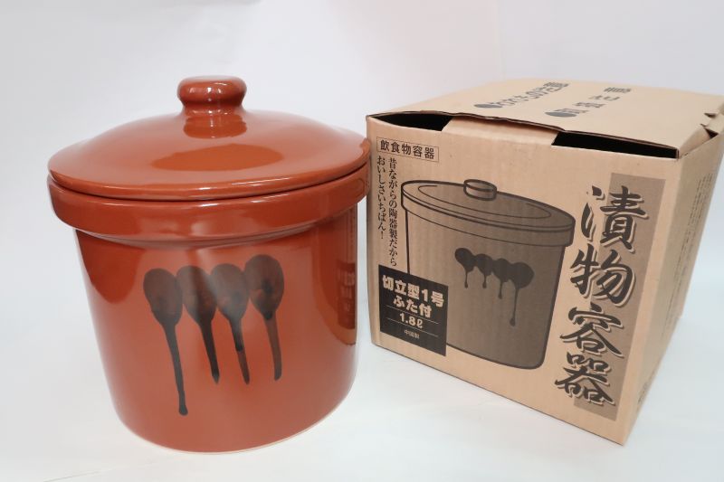 漬物容器　切立型1号　ふた付　1.8L（中国製） 梅干しや味噌作りぬか漬けなどにいかがでしょうか？ 陶器なのでプラスチックや金属製と違い、におい移りや色移りもしません！ また塩分や酸に強く、温度も伝えにくいため劣化を気にすることなく安心安全...