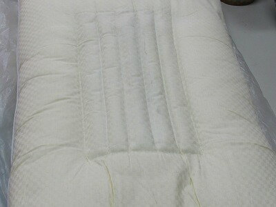 竹炭まくら 活性炭入り 快眠枕 まくらの裏表2面に竹炭チップ（活性炭）が入った、当店オリジナルの枕です！ 両面お使いいただくことができ、片面は真ん中、片面は両サイドにチップが入っています。 竹炭には消臭・調湿効果があるのでサラッとした寝心地...