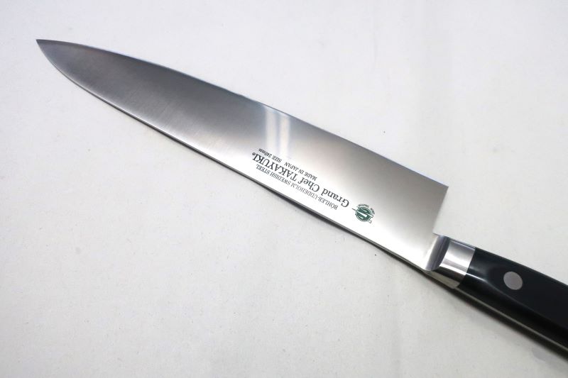 【日本製】グランドシェフ ナイフ 牛刀 Grand chef TAKAYUKI 堺孝行 日本製の高級ナイフ（牛刀包丁）です。 スウェーデンのウッドホルム精錬所の鋼を使用しており、錆びにくくよく切れます。 和包丁と、洋包丁の良いとこどりを実現...