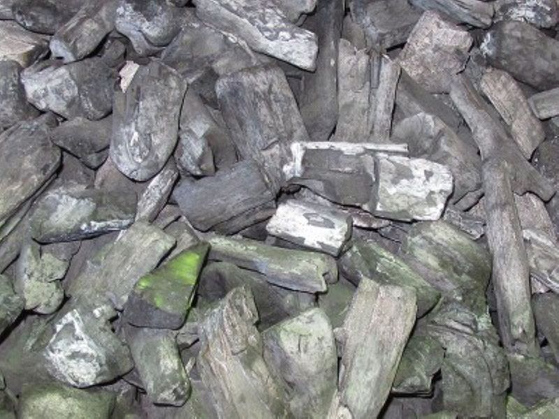 ラオス備長炭　荒上小(荒割小)　15kgSサイズ　太さ3～4cm前後　長さ7～8cm前後焼き肉、焼き鳥、炭焼料理 中国備長炭に変わることが出来る炭です。焼き鳥屋さん、焼肉屋さん、居酒屋さん等にどうぞ！ ☆人気の高級備長炭です☆ ※備長炭は爆...