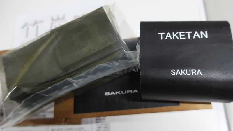国産、徳島竹炭10cm　5枚箱入り浄水、吸着、環境改善 国産四国の綺麗にカットした竹炭です 浄水や水質改善、飲料水や水槽の熱帯魚に 環境改善　園芸やインテリア　プレゼントに最適です 室内吸着や湿気とりにもどうぞ！国産、徳島竹炭10cm　5枚...