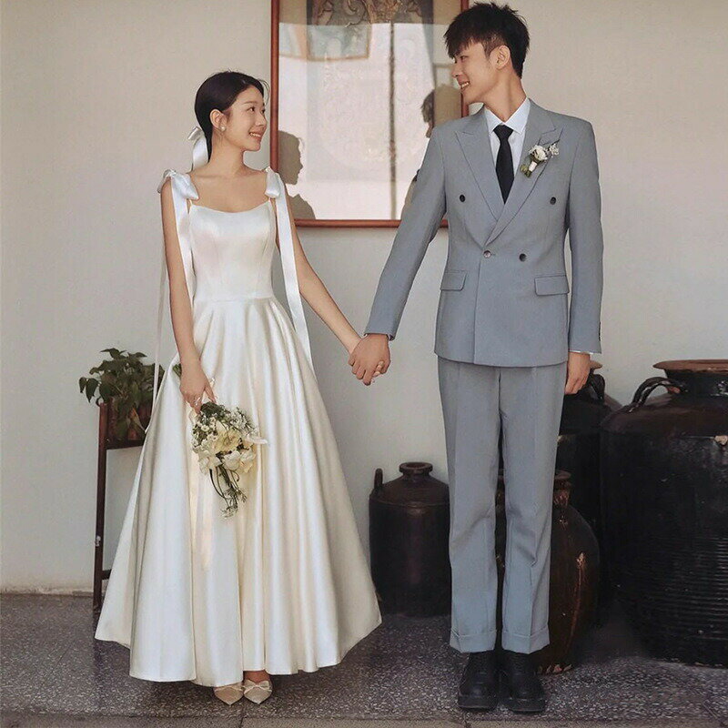 このウェディングドレスは、低身長の方にもぴったりのAラインデザインで、結婚式や前撮り、二次会など多様なシーンで活躍します。ストラップネックが特徴で、エレガントな印象を与えます。小さいサイズから大きいサイズまで対応し、オーダーメイドも可能です...