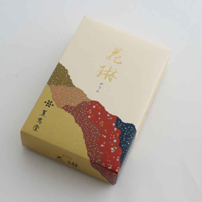 現代的でやさしい白檀の香り　 内容量：約150g燃焼時間：約25分長さ：約135mm　直径：約2mm原材料：椨皮粉、白檀、香料類