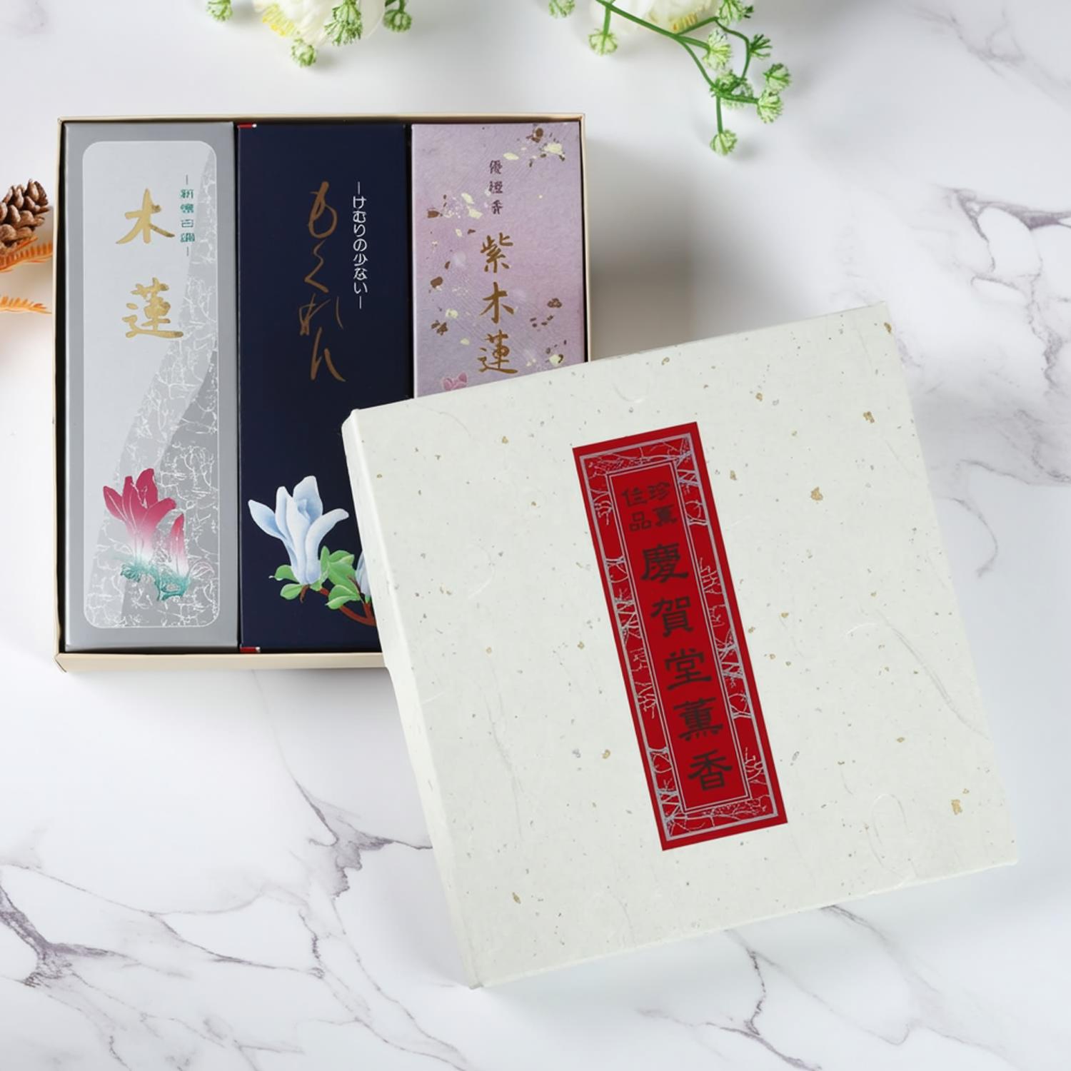 商品情報商品詳細【もくれん】でおなじみの淡路島の線香メーカー慶賀堂の線香詰め合わせセットです。もくれん、NEO木蓮、紫木蓮のもくれん3種の詰め合わせです。少しずつ異なるもくれんの香りをお楽しみください。しっかりした貼箱に入っておりますのでご...