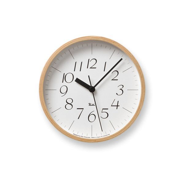シンプルに時を刻む 大きめの12個の数字、太さ、長さにメリハリのある針を使用し、時計として最も基本的な見やすさということを重視しながら、コストパフォーマンスとシンプルかつ軽やかなデザインを意図しています。 ミニマルで圧倒的な存在感 枠体のプ...