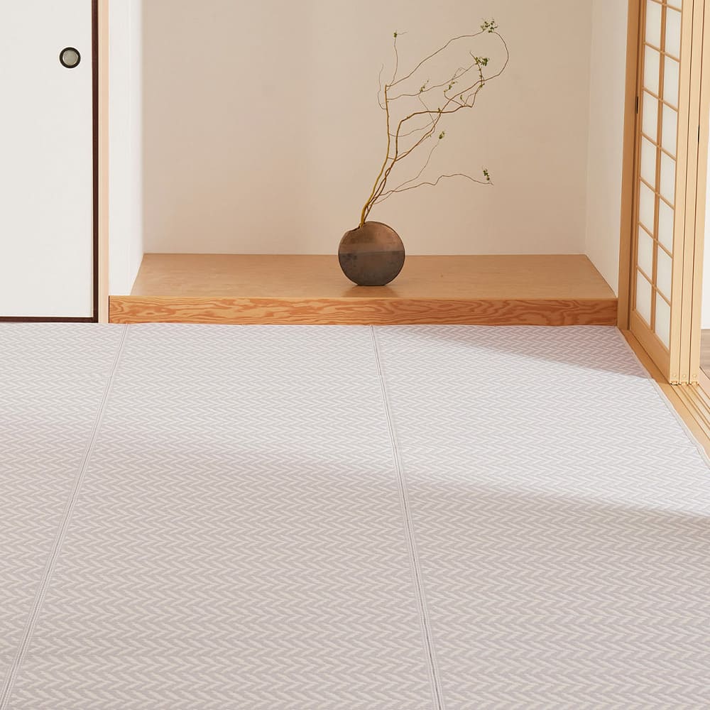 商品説明(製品の特徴)パステルカラーがかわいい、水拭きできる素材のい草風カーペット。パイプの表面に筋が入っている筋入りパイプで、肌に密着しないからベタベタしにくく、汗ばむ季節にもおすすめ。また、パイプ内の空気層の保温効果で床からの冷気を防ぐ...