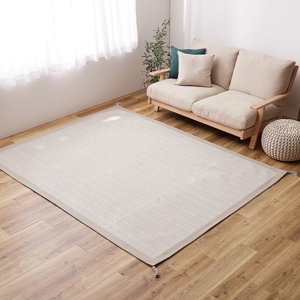商品説明(製品の特徴)さらっとした踏み心地とインド綿ならではの素朴な仕上がりが魅力のラグ。四隅に付いたフサ（タッセル）でおしゃれ度アップ！吸湿発乾性が良く年中使えるタッチ感もインド綿の人気の秘密です。お客様のご要望に応えて、すべり止め付きを...