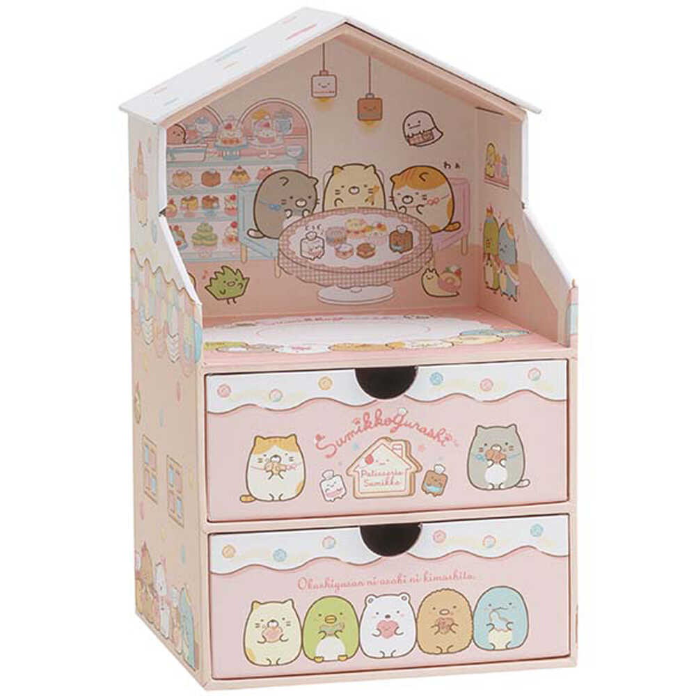 ■商品説明（製品の特徴） サンエックスの大人気キャラクター「すみっコぐらし」のハウスチェストです☆デスクを彩る家形のチェストが登場！引き出しが2つあるので、ステーショナリーなどを分類して収納できます！文具や小物の整理だけではなく、別売りのて...