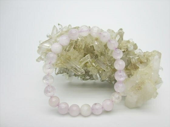 【ブレスレット】 クンツァイト ☆商品情報☆ 石サイズ：Φ8.3±0.2mm 粒数：22粒 重さ：約22g 手首周り：約16.5cm 原産地：マダガスカル ※照明等の関係で実際の色と多少イメージが異なる場合がありますのでご了承ください。 ※...