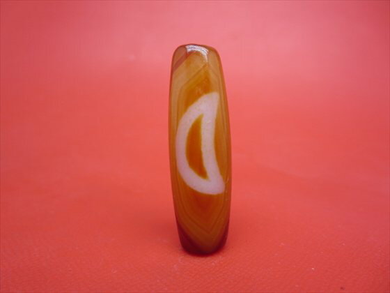 【チベット天珠】 ☆商品情報☆ 長さ：約41mm　 直径：約Φ12mm 穴サイズ：約Φ2mm 中国・チベット天珠 ※こちらは一点物ですので、画像の商品のお届けとなります。 ※照明等の関係で実際の色と多少イメージが異なる場合がありますのでご了...
