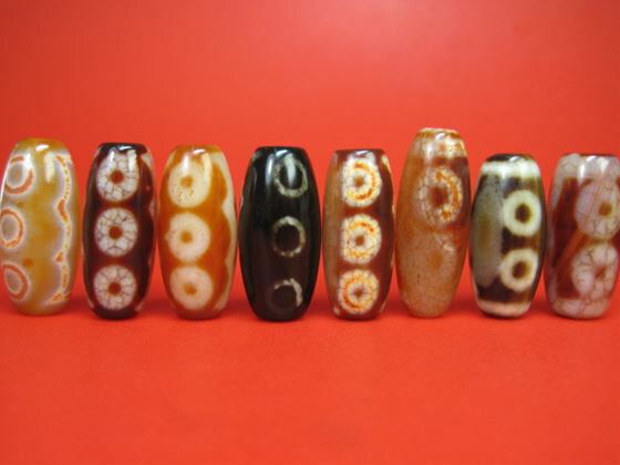 【チベット龍紋天珠】 商品情報 長さ：32±1mm 直径：Φ15±1mm 穴サイズ：Φ2.3±0.2mm 中国・チベット天珠 サイズや模様のご指定はできませんので予めご了承下さい。 ※石の透け感、焼き付けの甘さ、模様のムラ、キズや凹みが非常...