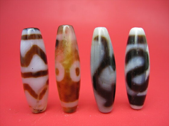 【チベット天珠】 バラエティミックス お届け内容は画像をご確認ください。 ※形状やサイズのばらつき、表面や穴周りにキズや凹み等があります。 ※照明等の関係で実際の色とは多少イメージが異なる場合もありますのでご了承ください。 ※こちらは一点物...