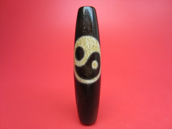 【チベット風化天珠】 太極天珠 ☆商品情報☆ 長さ：約54mm 直径：約Φ13mm 穴サイズ：約Φ2mm 中国・チベット天珠 ※照明等の関係で実際の色とは多少イメージが異なる場合がありますのでご了承ください。 ※こちらは一点物ですので、画像...