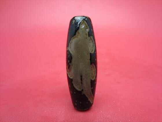 【チベット老天珠風天珠】 万字梵字天珠 ☆商品情報☆ 長さ：約39mm 直径：約Φ13mm 穴サイズ：約Φ2mm 中国・チベット天珠 ※特殊加工の為、焼き付けの際にできたキズのようなのもがありますが、不良ではありませんのでご了承ください。 ...