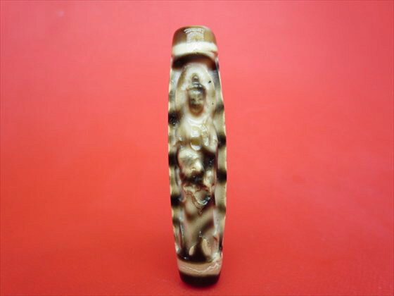 【チベット彫刻天珠】 十四眼観音天珠 ☆商品情報☆ 長さ：約58mm 直径：約Φ13mm 穴サイズ：約Φ2mm 中国・チベット天珠 ※照明等の関係で実際の色と多少イメージが異なる場合がありますのでご了承ください。 ※こちらは一点物ですので、...