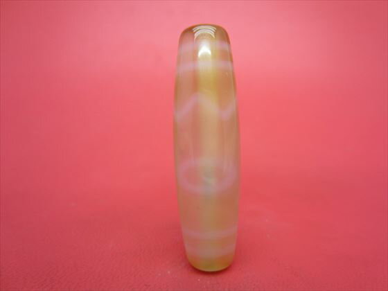 【チベット紅玉髄天珠】 息増懐珠 ☆商品情報☆ 長さ：約50mm 直径：Φ約14mm 穴サイズ：約Φ2mm 中国・チベット天珠 ※照明等の関係で実際の色とは多少イメージが異なる場合がありますのでご了承ください。 ※こちらは一点物ですので、画...