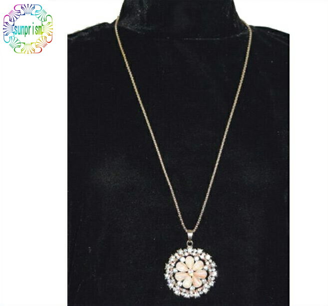 □トップ付きペンダントネックレス 　です。 □中心トップにはピンクの花びらと周りにはストーンがまんべんなく貼り付けられたとても上品な雰囲気のある逸品です。 □ネックチェーンはピンゴールドク系です。 □アクセポイントに効果抜群です。 ITEM...