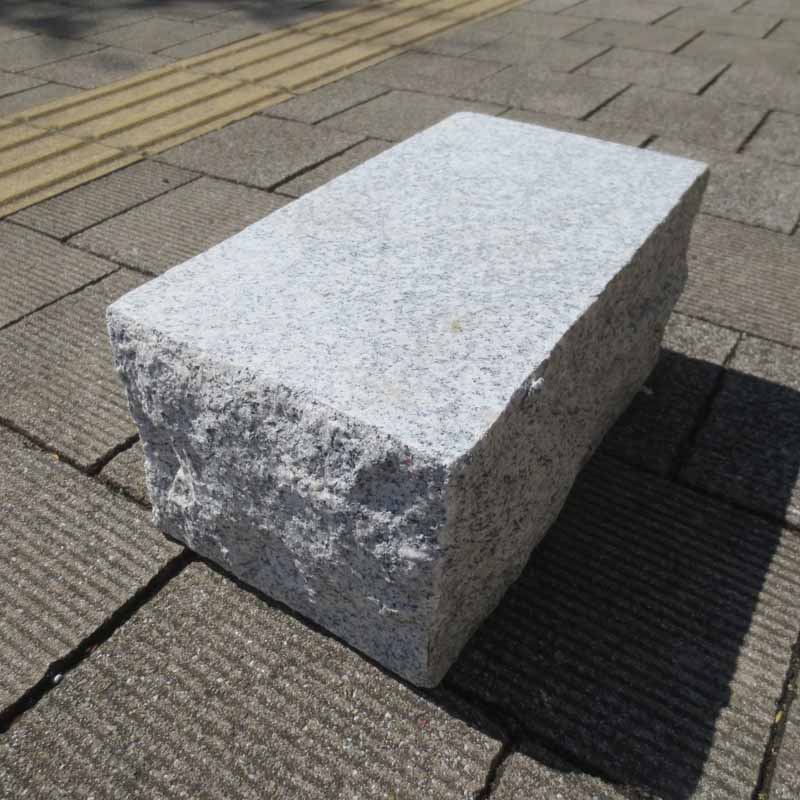 中国産白みかげ石 （花崗岩G603）【寸法約 幅36cm 奥行20cm 高さ15cm 重量約27kg。 】 ★上面は濡れても滑りにくいサンダー仕上げでとなっており屋外で使用できます。/////////// ★側面はこぶ出し加工で自然な風合い...