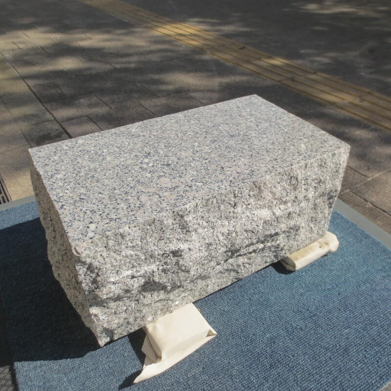 中国産白みかげ石 （花崗岩G603）【寸法約 幅36cm 奥行20cm 高さ15cm 重量約27kg。 】 ★上面は本磨き仕上げで汚れがつきにくく衛生的です。/////////// ★側面はこぶ出し加工で自然な風合いが置く場所になじみます。...