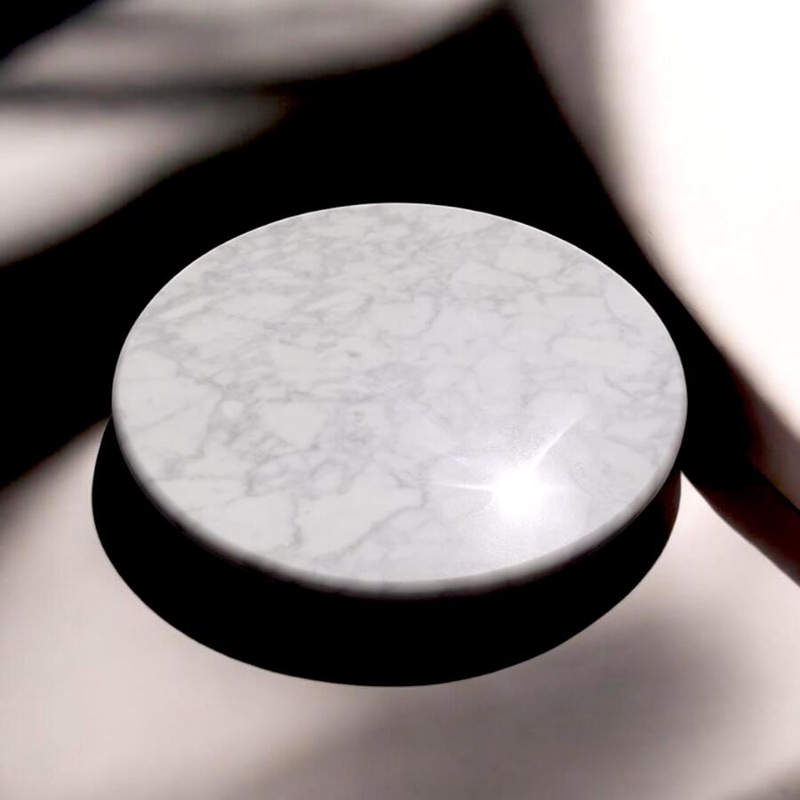 正真正銘のイタリア産　カッラーラ・ビアンコ製　天然大理石のプレートです！ 本物です 円形 円板/石板/平板 光沢があり、高級感漂います！直径約30cm、厚さ約1.3cm～1.5cm 重さ約2.5kg ※底面は磨いてありませんので、切削跡、加...