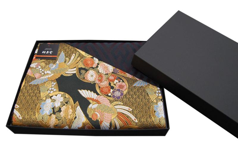 和風 着物テーブルランナー 帯 箱入り 包装済 人気 海外向けギフトにも 120cm (明日香)金襴の織物を使った帯風の豪華なテーブルセンターです。ギフトボックス入り日本の伝統文化を感じられる品として海外の方へのプレゼントに最適サイズ：12...
