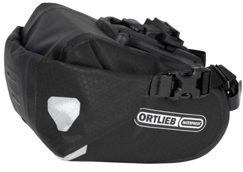 ORTLIEB(オルトリーブ) サドルバッグ2/1.6L ブラックマット防水・防塵性の高いロールクロージャーを採用し、後輪からの水や泥はねからしっかりと荷物を守ります。 1.6Lは予備チューブや携帯工具のほか、脱いだ上着を詰め込めるほどの収...