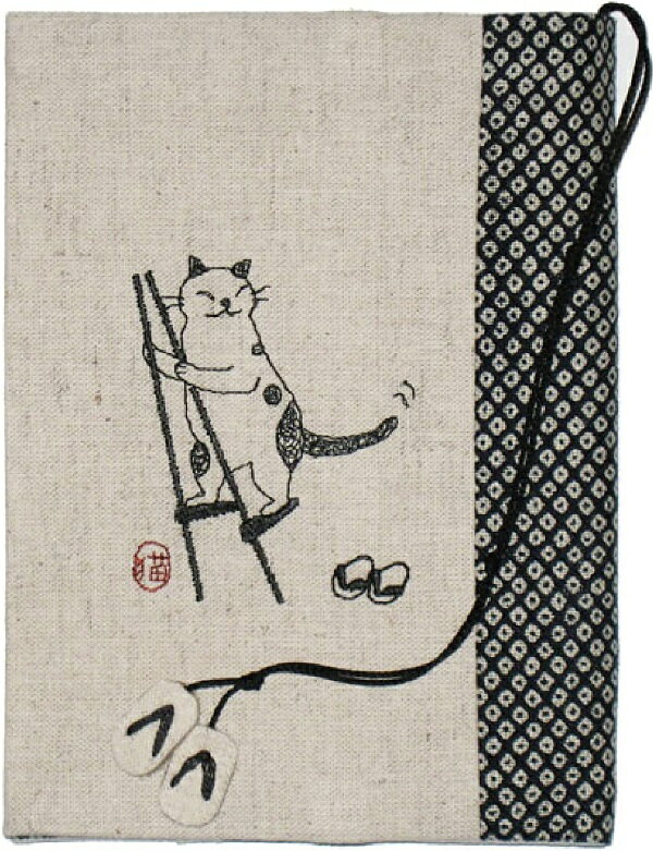 商品特徴 起用に竹馬に乗ってる可愛いねこ刺繡です。本体は麻の入った綿素材で切り替えのプリントはオリジナルでデザインしています。しおりの先にはちりめん素材の手作りの下駄が付いています。 嬉しいのか楽しいのか、しっぽが揺れてます。全品日本製です...