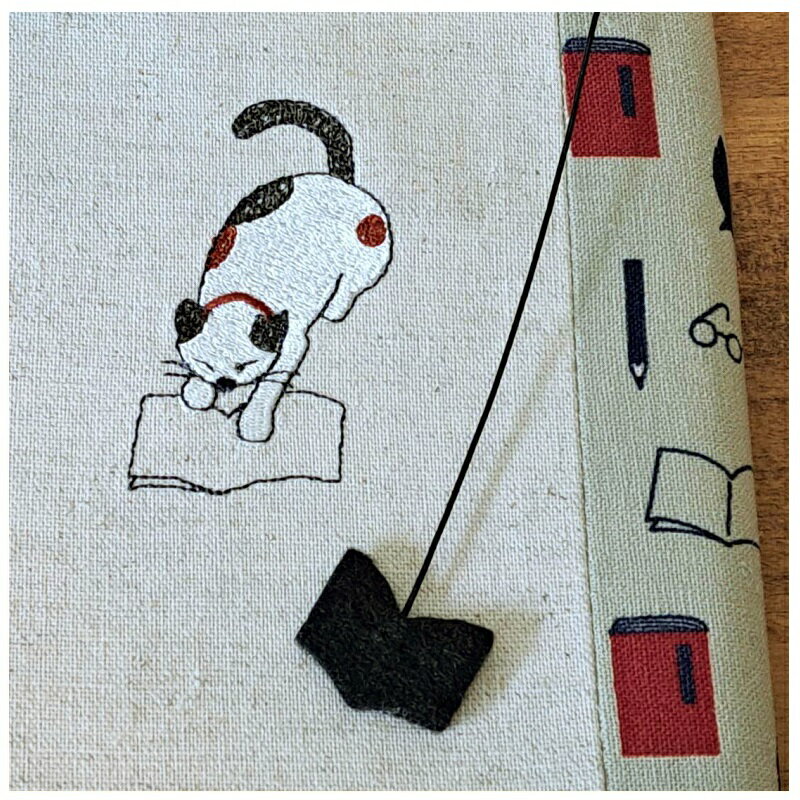 商品特徴 読書をしている猫が可愛い模様のブックカバー刺しゅうの商品です。本体は麻の入った綿素材で切り替えのプリントはオリジナルでデザインしています。しおりの先にはちりめん素材の手作りの本が付いています。 一生懸命読んでる猫の姿がかわいいです...