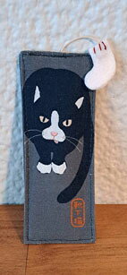 商品特徴 大きな猫のくつしたを履いているような足先が可愛いデザインです ♪ 足先だけが白く、まるで靴下を履いているように見える模様の猫。お腹側を白くする遺伝子の働きが、足先でストップすることで生まるそうです。 裏のデザインとしおりの先に可愛...