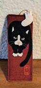 商品特徴 大きな猫のくつしたを履いているような足先が可愛いデザインです ♪ 足先だけが白く、まるで靴下を履いているように見える模様の猫。お腹側を白くする遺伝子の働きが、足先でストップすることで生まるそうです。 裏のデザインとしおりの先に可愛...
