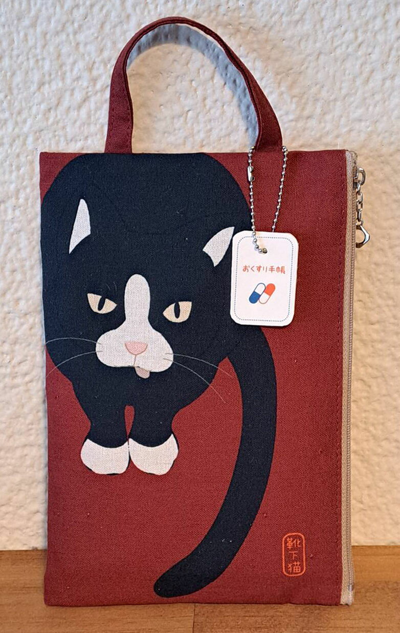 商品特徴 細い細い糸で刺しゅうされた猫の可愛いお薬手帳♪ 通院に必要な保険証や診察券・お薬手帳などをスッキリ収納で、見ていて癒されます。本体は麻の入った綿素材で切り替えのプリントはオリジナルでデザインです。内側にポケットが3つあります。タグ...