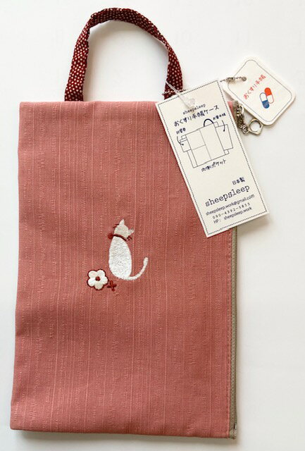 商品特徴 細い細い糸で刺しゅうされた猫の可愛いお薬手帳♪ 通院に必要な保険証や診察券・お薬手帳などをスッキリ収納で、見ていて癒されます。本体は麻の入った綿素材で切り替えのプリントはオリジナルでデザインです。内側にポケットが3つあります。タグ...