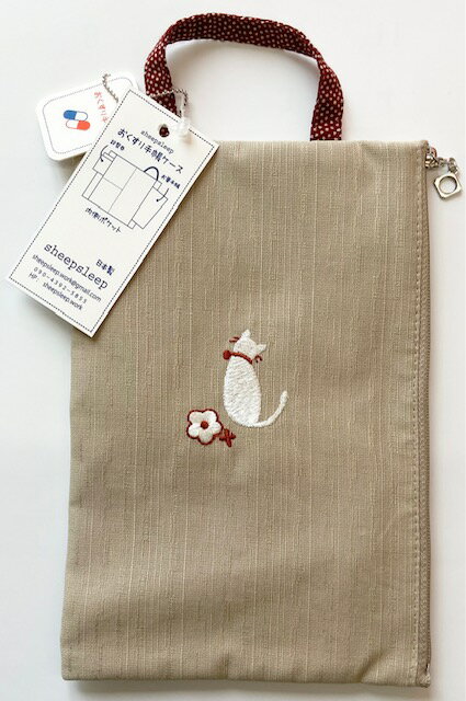 商品特徴 細い細い糸で刺しゅうされた猫の可愛いお薬手帳♪ 通院に必要な保険証や診察券・お薬手帳などをスッキリ収納で、見ていて癒されます。本体は麻の入った綿素材で切り替えのプリントはオリジナルでデザインです。内側にポケットが3つあります。タグ...