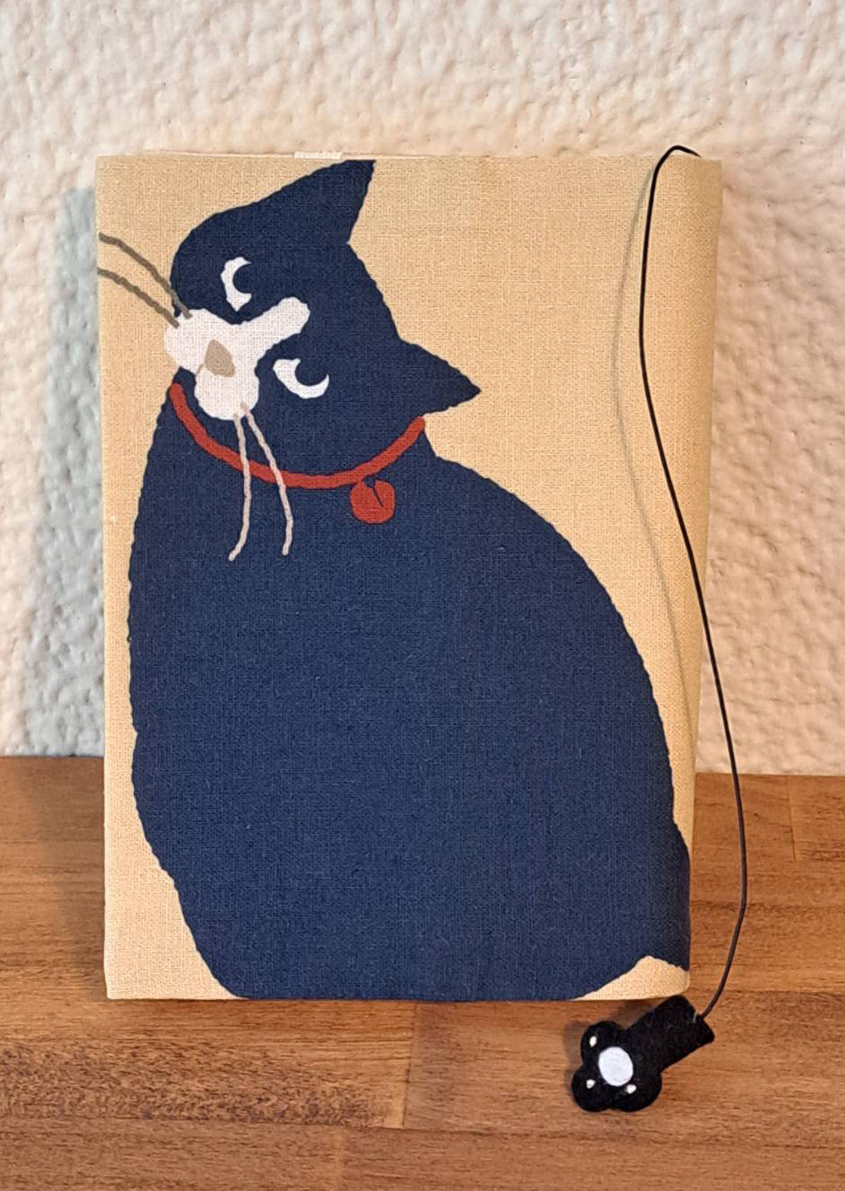 商品特徴 大きな猫が振り向いている可愛いデザインが目を引きます ♪ 猫同士はお尻の匂いを嗅ぎ合って挨拶をします。お尻を向けるのは「大好きなあなたに挨拶していいよ」という親愛の情です。 しおりの先にはなんとも可愛いお手てが付いています。 素材...