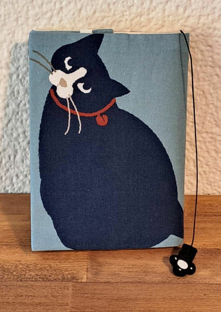 商品特徴 大きな猫が振り向いている可愛いデザインが目を引きます ♪ 猫同士はお尻の匂いを嗅ぎ合って挨拶をします。お尻を向けるのは「大好きなあなたに挨拶していいよ」という親愛の情です。 しおりの先にはなんとも可愛いお手てが付いています。 素材...
