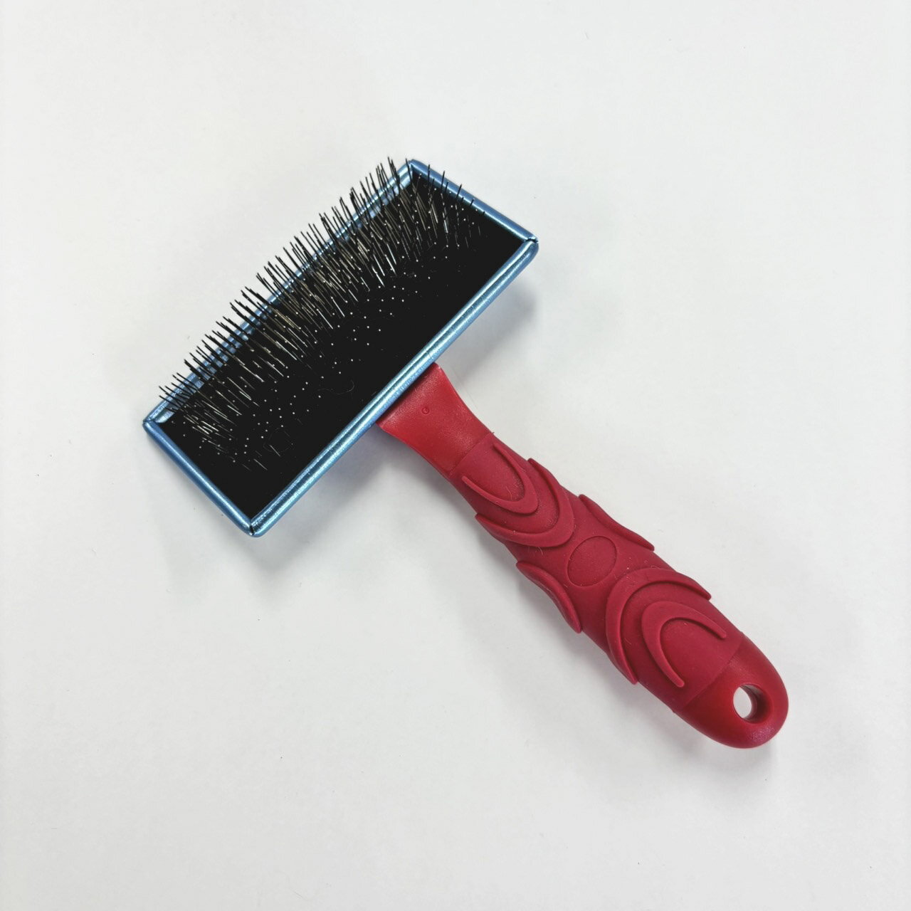 軽量なアルミフレームを採用 硬く軽量なPPにゴムのような弾性を持つTPEを組み合わせたハンドル リップルスタイルで手からすべらずホールド感アップ 一般的なハードタイプよりも柔らかめなピンを採用し負担を軽減 ピン先の角度が緩めで皮膚や被毛をい...