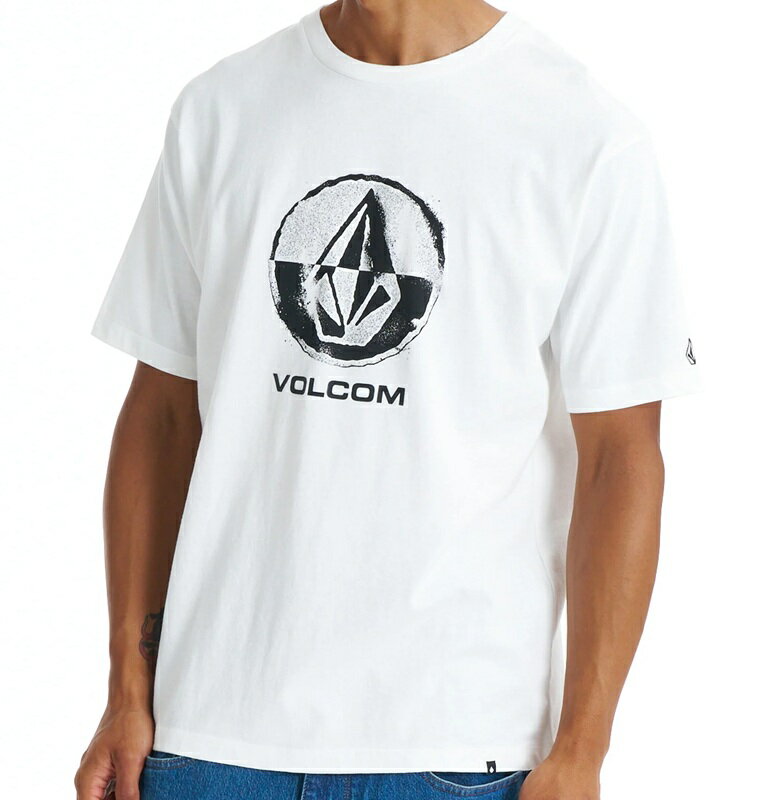 VOLCOM BIG LOGO SS カラー：WHITE フロントに配置された大胆なボックスロゴが目を引くVOLCOMのショートスリーブTシャツ。ブランドのアイデンティティを象徴するグラフィックを中央にレイアウト。かすれ感のあるプリント技法...