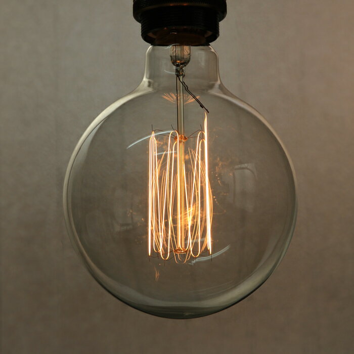 硝子のフォルム、フィラメントが美しい、レトロ感のある電球です。 ※画像の灯具は別売りです。 ＜仕様＞・長さ約178mm 幅約125mm ・口金E26・家庭用電源110V対応