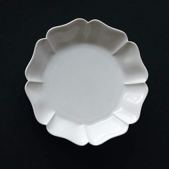 創業350年の『今村家』の窯元の倉庫で眠っていた割烹用のお皿のサイズを見直し、家庭の食卓でも使いやすいサイズで展開し直したシリーズです。小皿と中深皿の2サイズあります。 〈取扱い上の注意〉 ・製品本来の用途使用目的に沿って正しくご使用くださ...