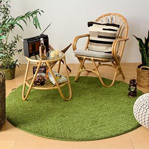 商品紹介室内のお部屋にいながら、アウトドア気分を味わえる芝生風ラグ。観葉植物をたくさん置いて、緑いっぱいの素敵な空間を作ったり、子供のスポーツコーナーやお父さんのゴルフスイングスペースなど…楽しい使い方がいっぱい！中には約10mmのウレタン...