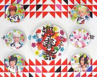 発売日 2016/01/03 メーカー - 型番 - 備考 商品解説■「ARSMAGNA Special Live 私立九瓏ノ主学園 迎春祭」の公式グッズです。【商品詳細】＜セット内容＞缶バッジ(大) 1個、缶バッジ(小) 6個サイズ：直径...